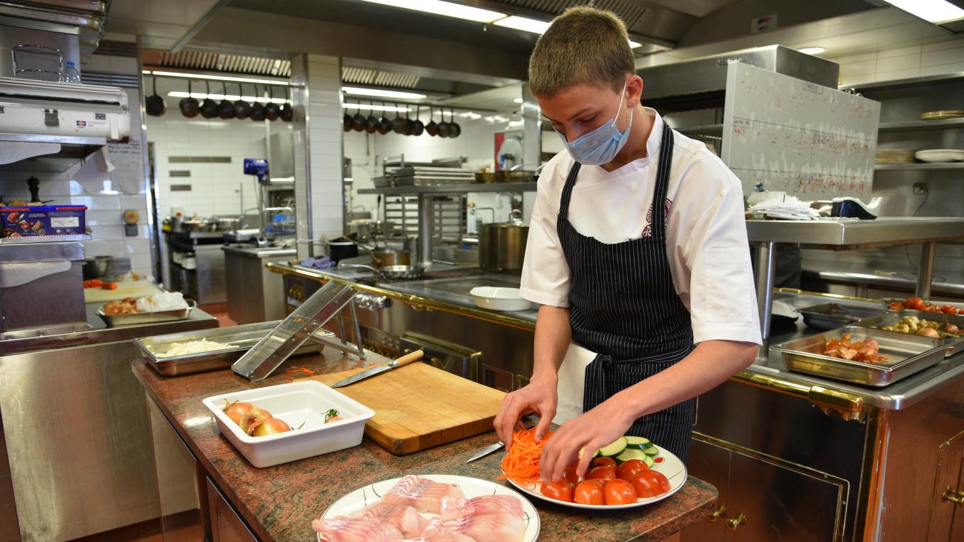 Le chef Tony Lestienne cuisine le poisson pour soutenir les pêcheurs ...