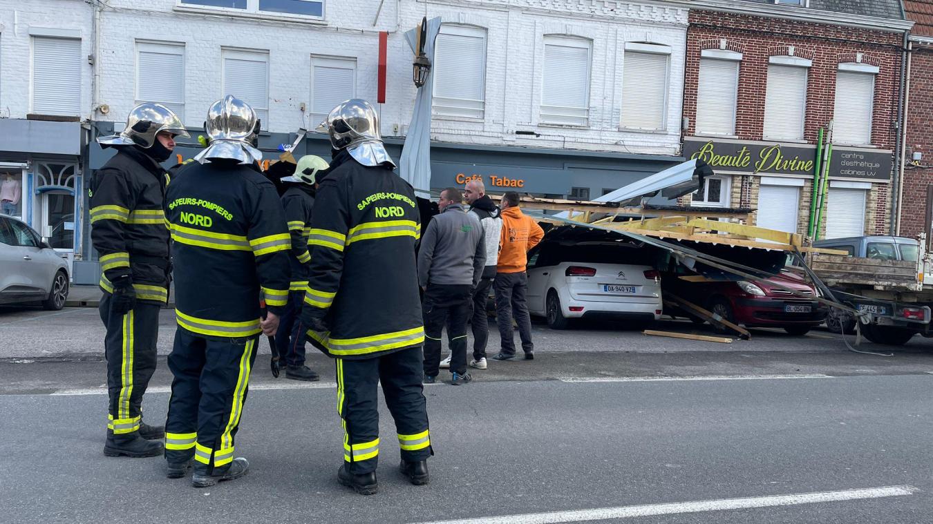 Plusieurs voitures endommagées après l’envol du bardage du salon ...