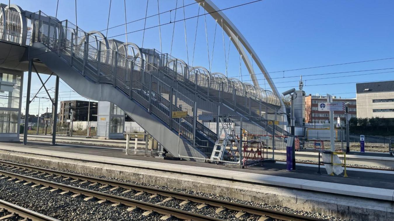 Les escaliers de la passerelle d’Hazebrouck pour accéder aux quais de la gare seront bientôt ...